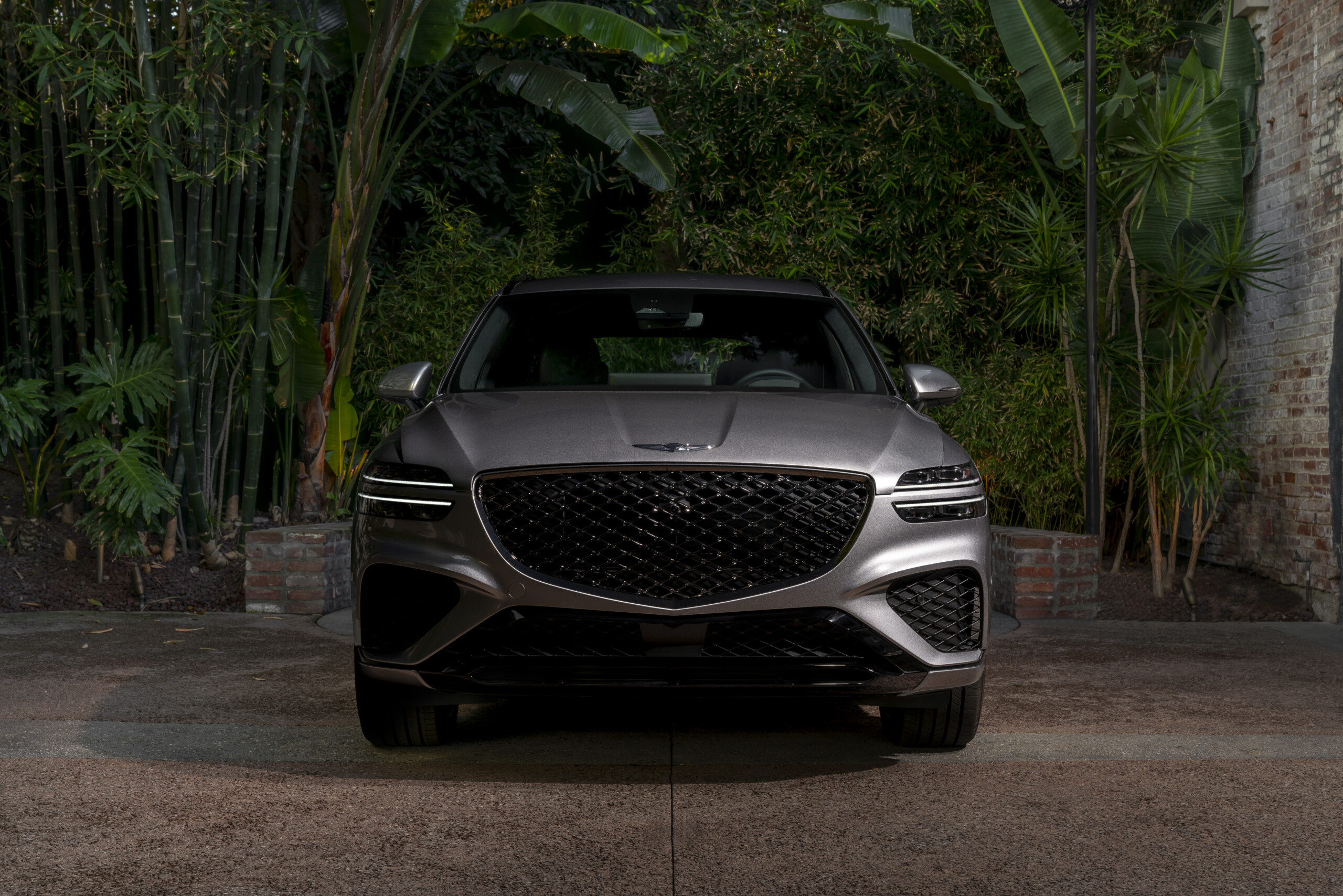 Озвучены комплектации и цены нового Genesis GV70 2021