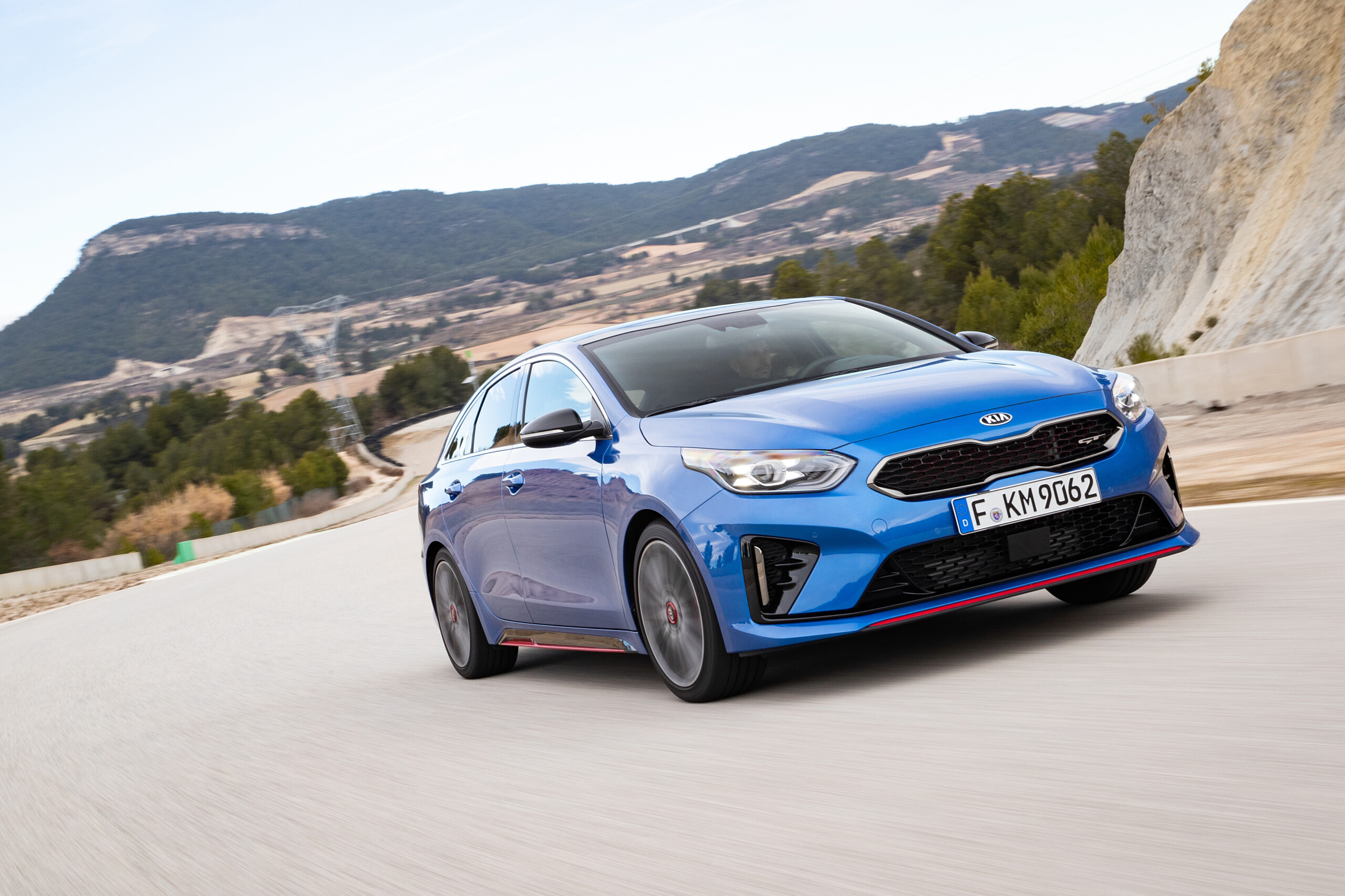 На шпионском фото раскрыт дизайн Kia Proceed GT 2021