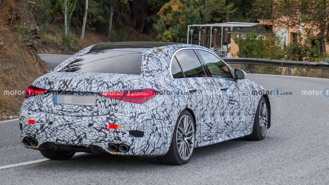 Mercedes-AMG C45 2022 показан на шпионских фото крупным планом