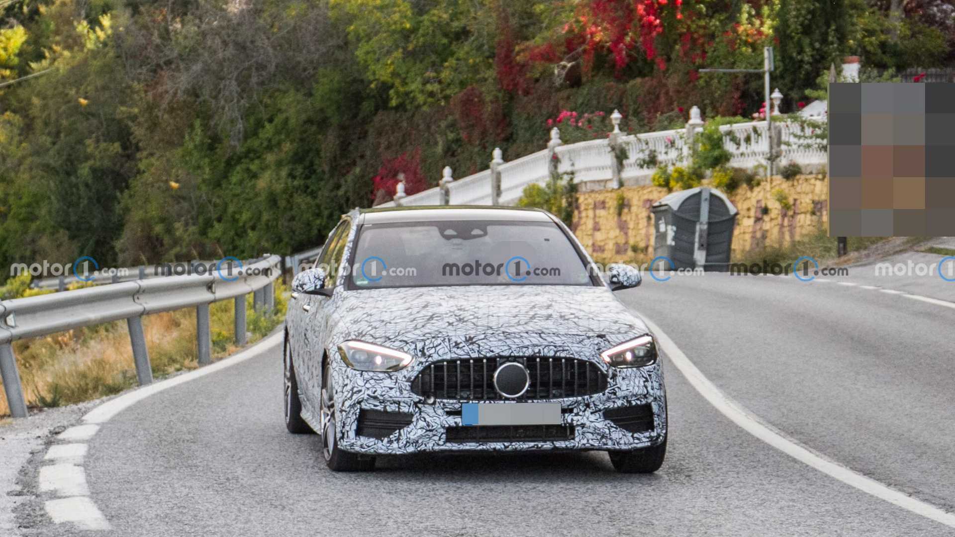 Mercedes-AMG C45 2022 показан на шпионских фото крупным планом