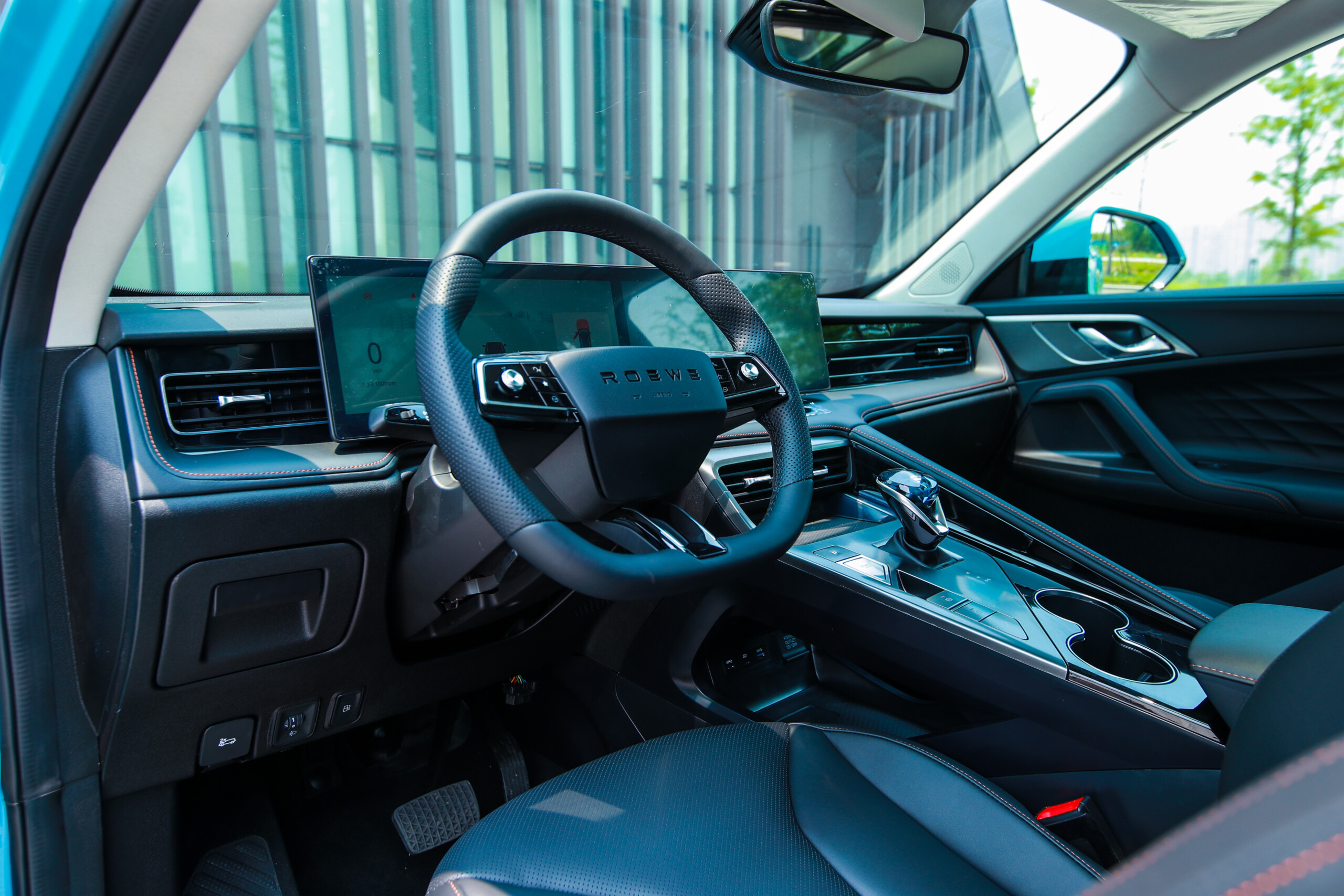 Roewe RX5 2023: на официальных фото раскрыт салон