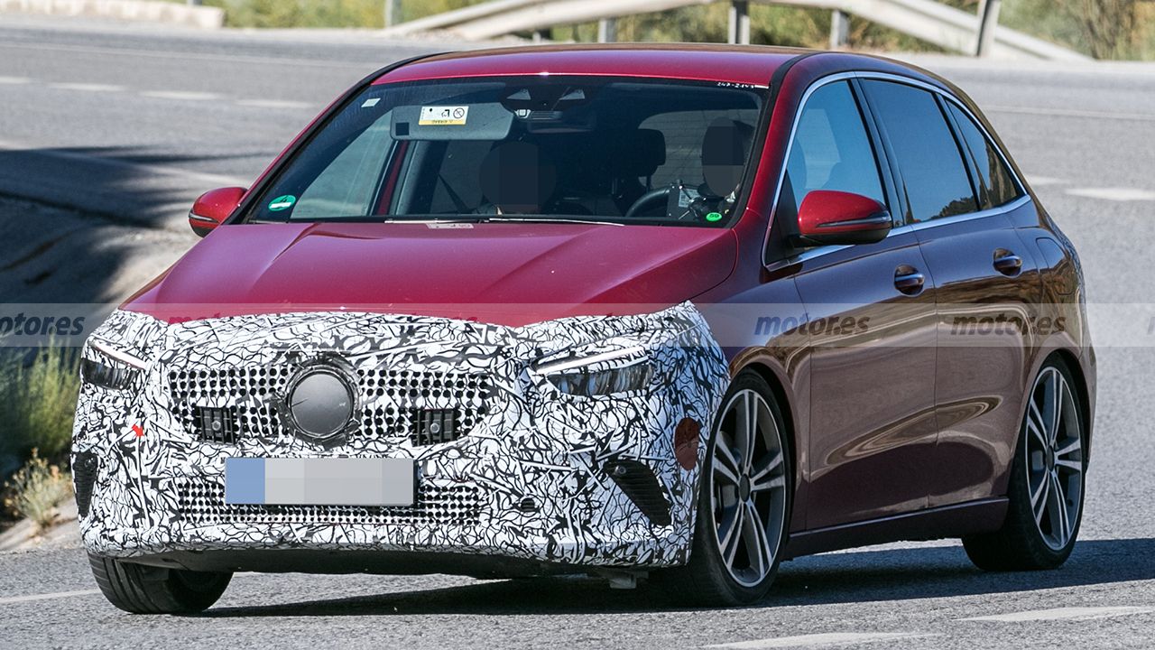 Mercedes B-Class 2023 показали на фото с тестовых испытаний