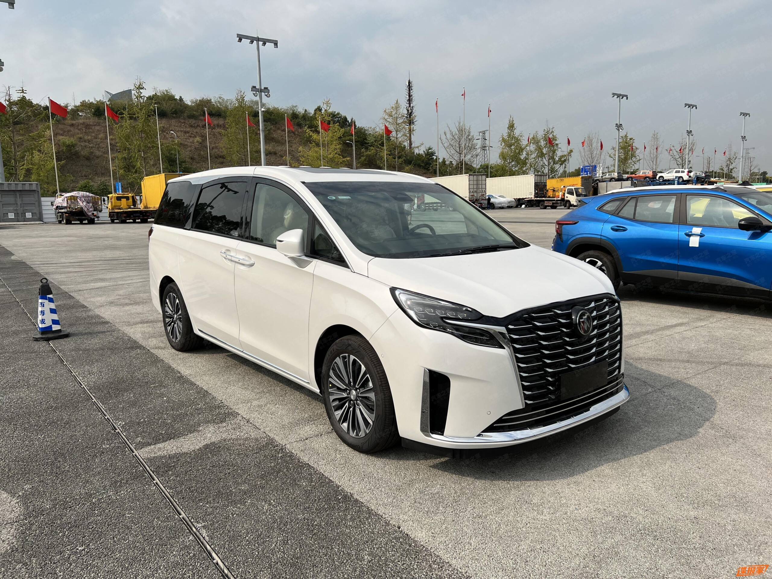 Buick GL8 ES Lu Zun 2022 замечен на парковке автосалона в Чэнду