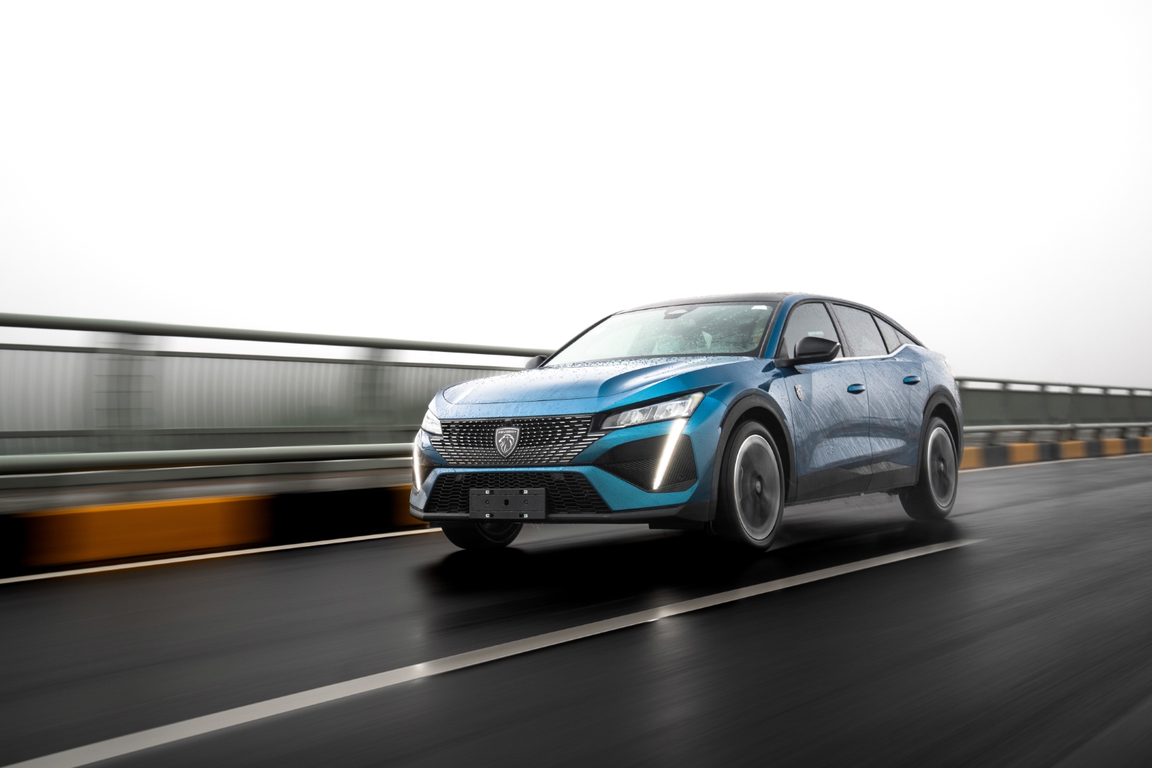 Peugeot 408X 2023: озвучены сроки официального дебюта