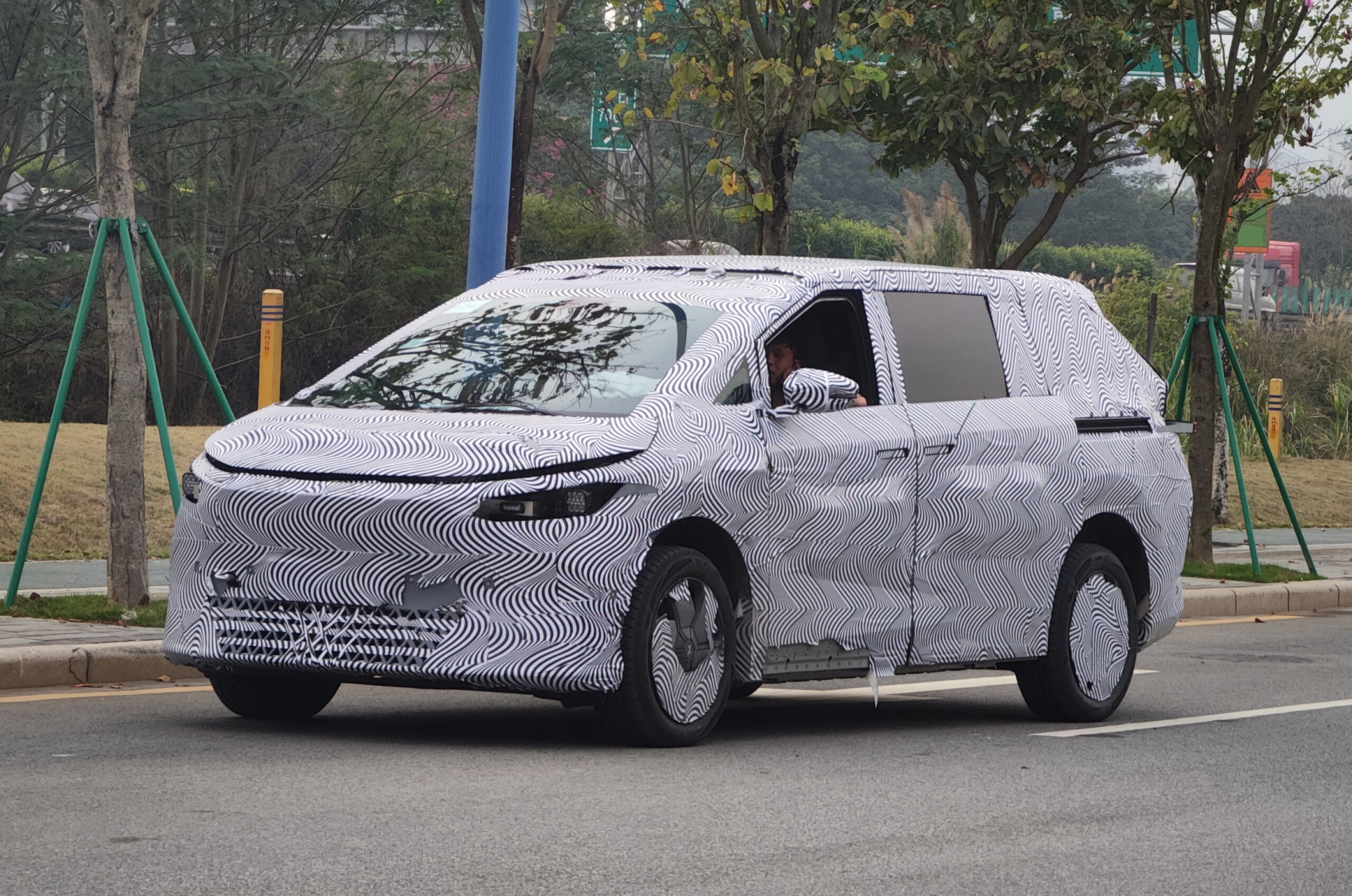 Новый минивэн, похожий на кроссовер готовится к дебюту: Xpeng H93 выехал на тестовые испытания