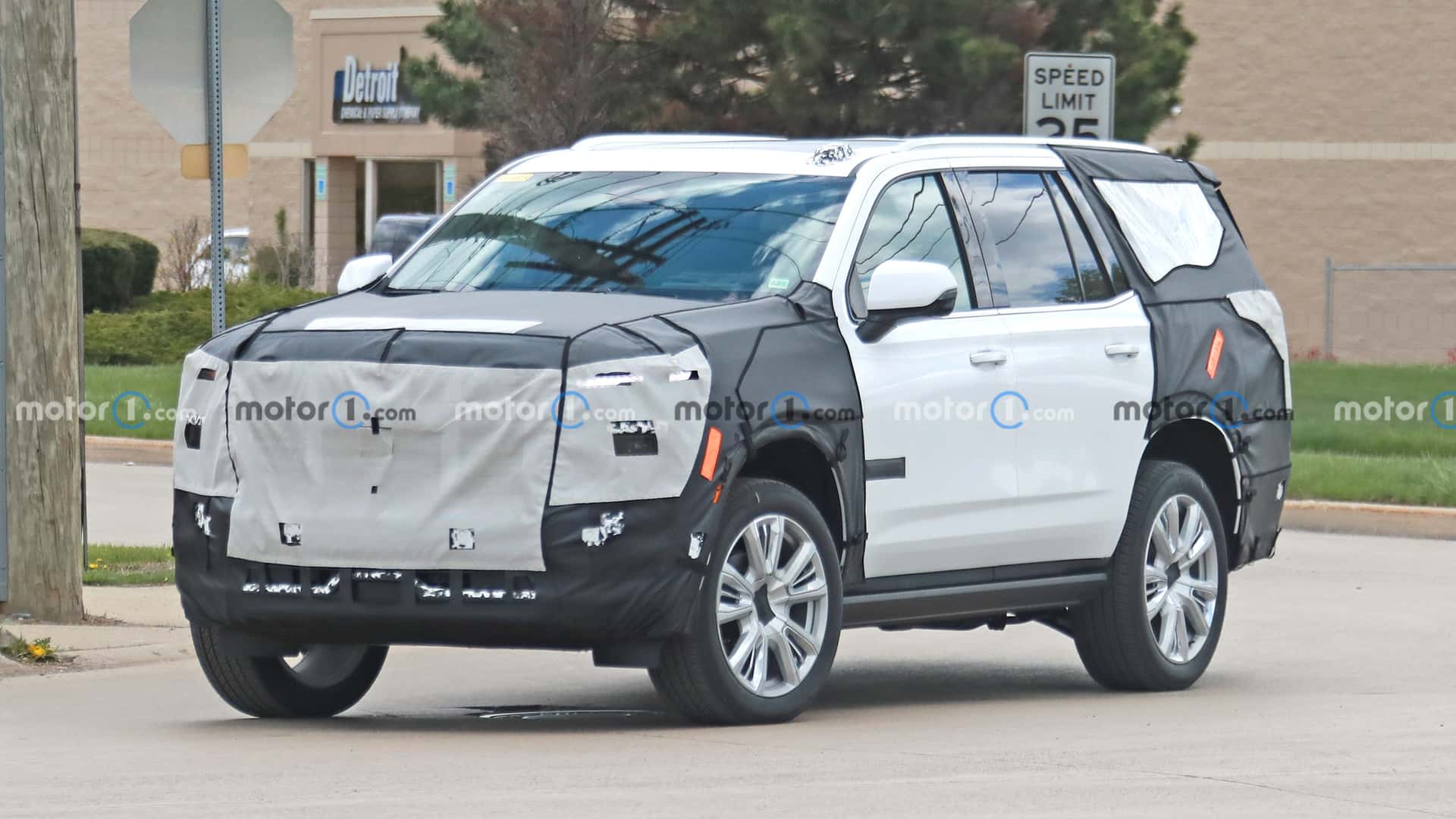 Chevrolet Tahoe Refresh 2024 выведен на дорожные тесты