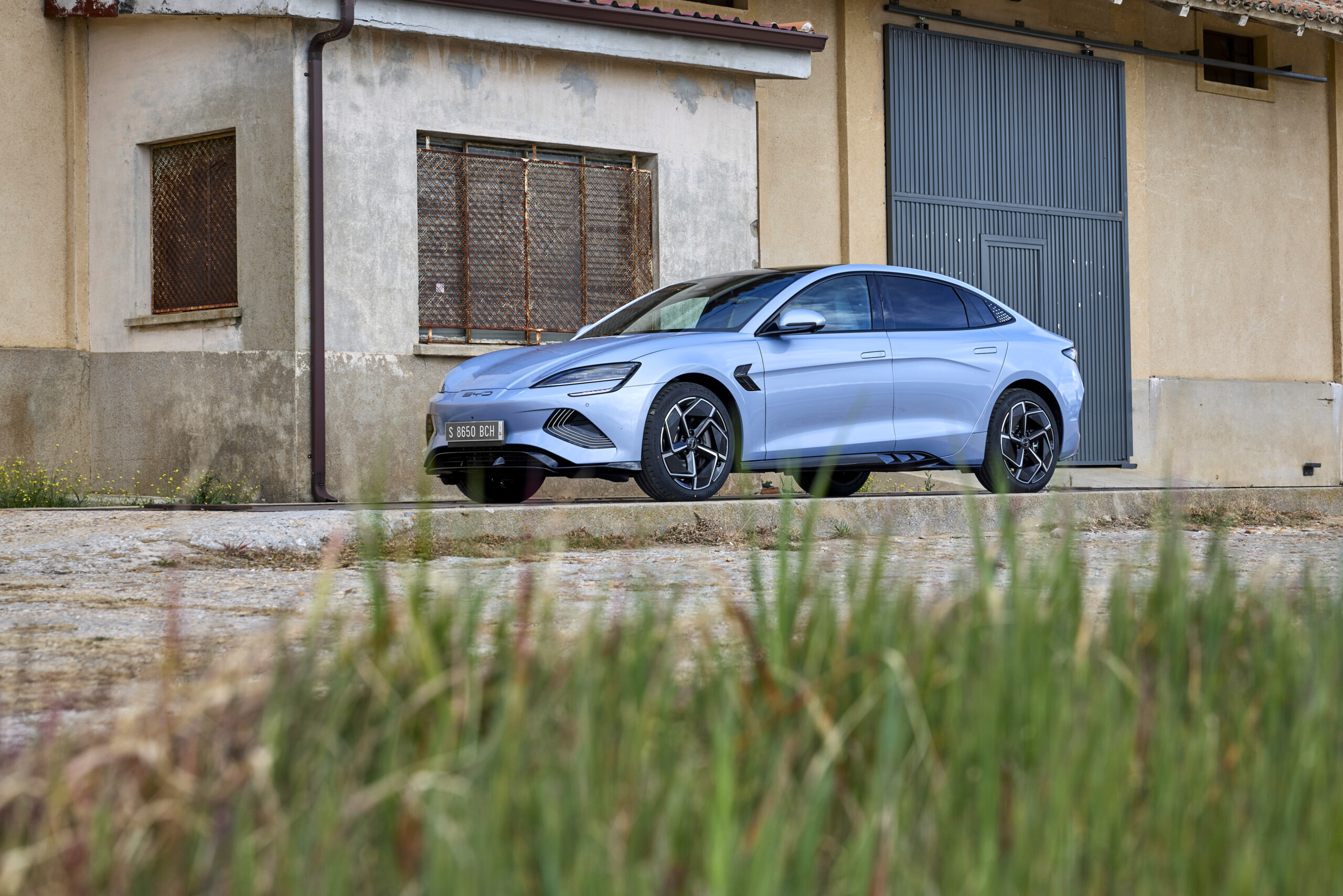 BYD Seal 2023 является достойным конкурентом Tesla Model 3