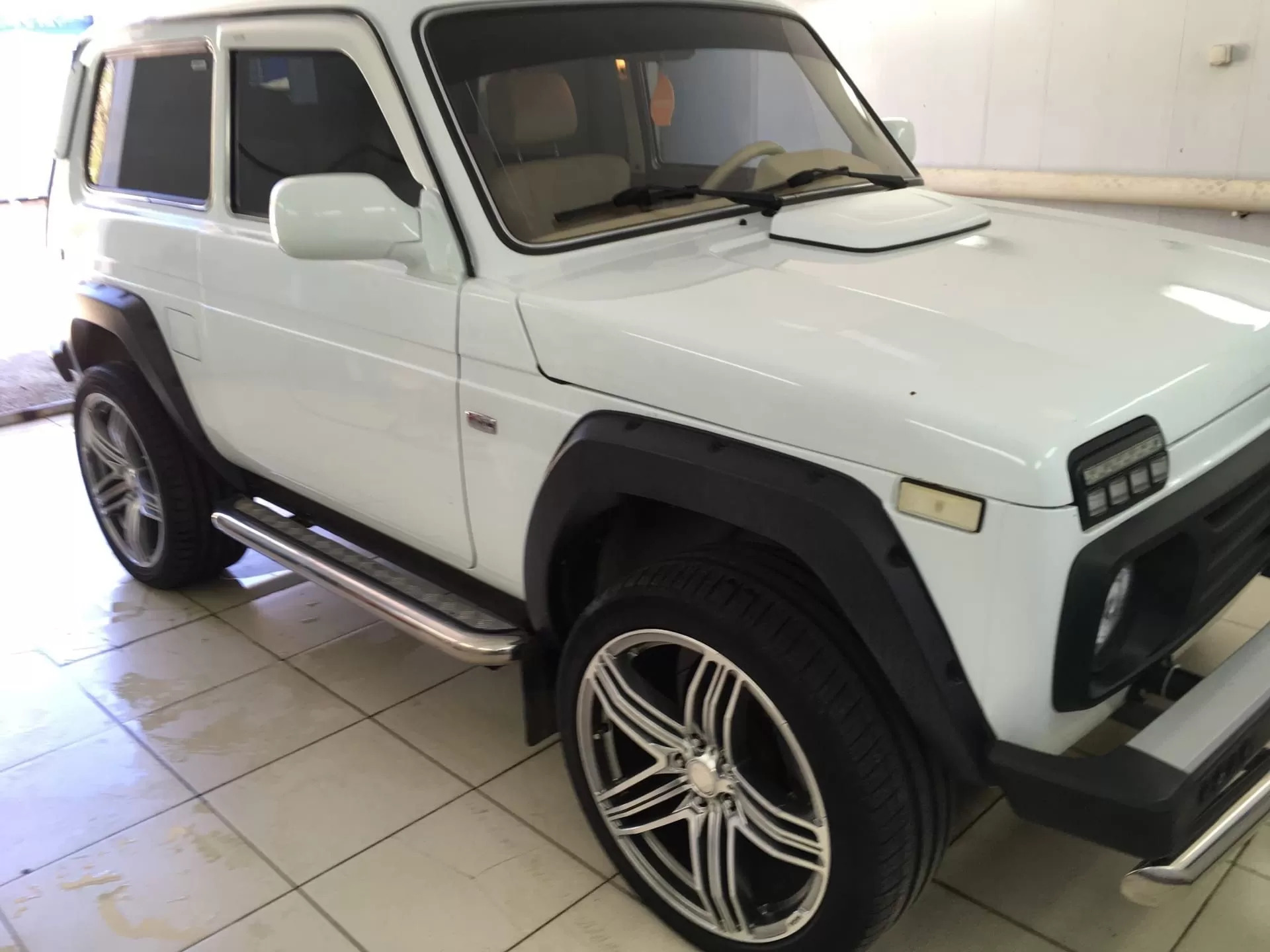 Рукастый парень представил первую в России AMG-"Ниву" с кожаным салоном ...