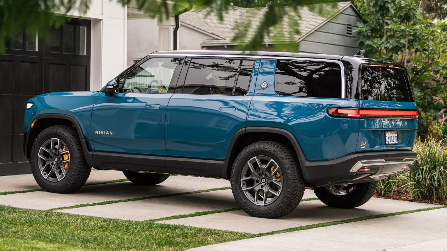 Rivian R1T и R1S 2024 с обновлением станут дешевле