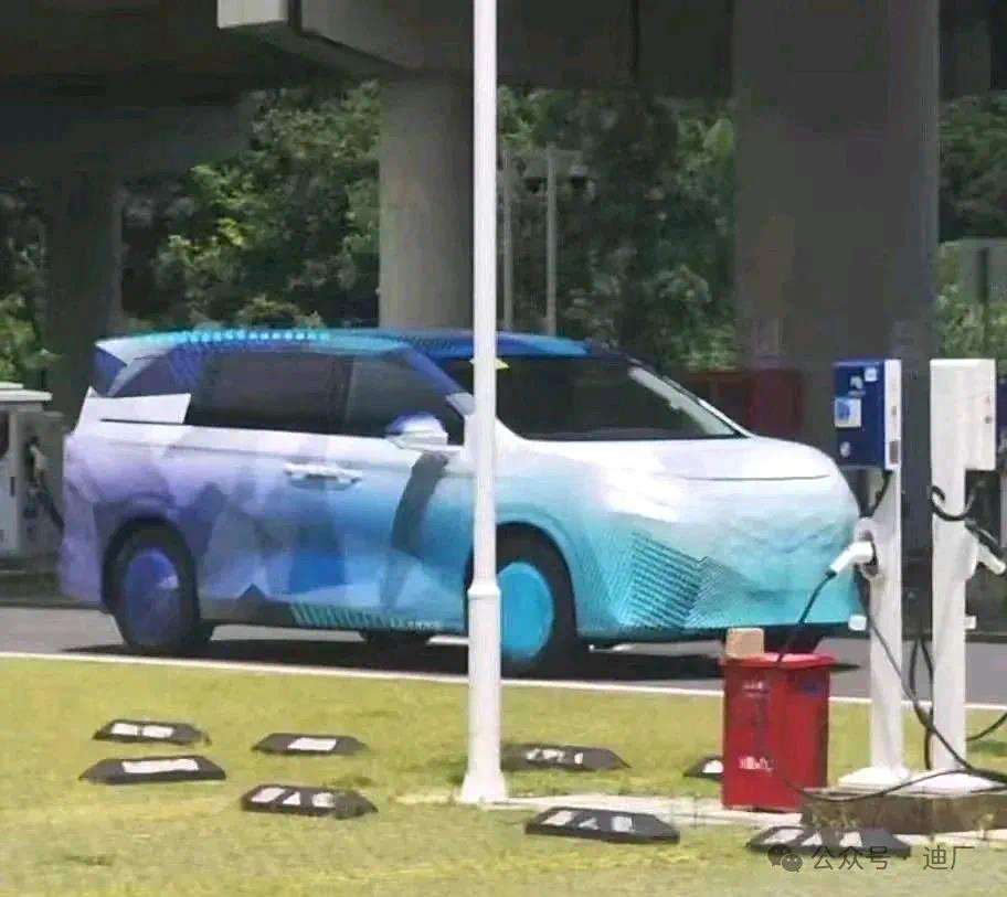 Такой же, как Lexus LM: компания BYD приступила к дорожным испытаниям ...