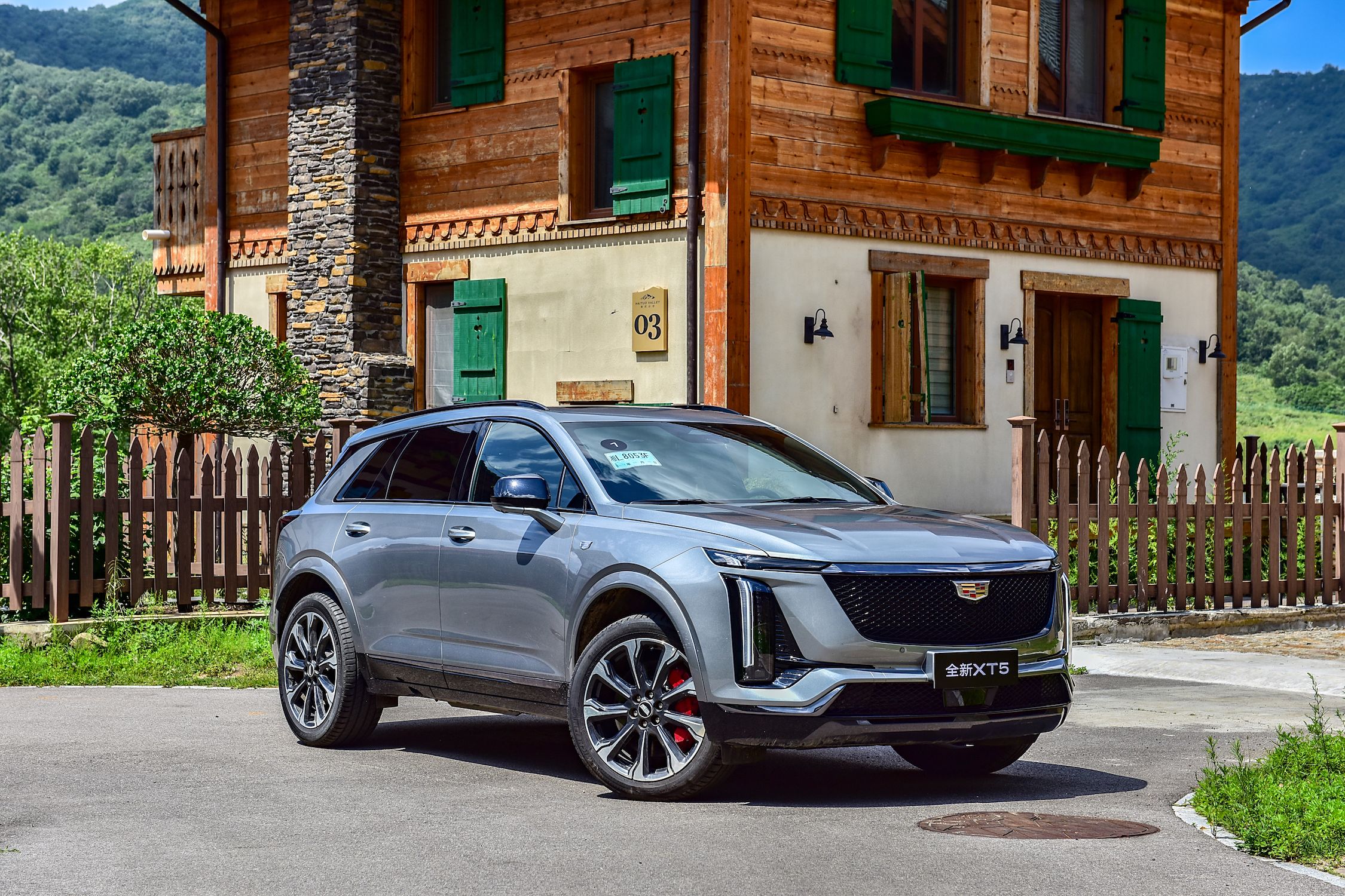 Cadillac XT5 2025 официально представлен в Китае