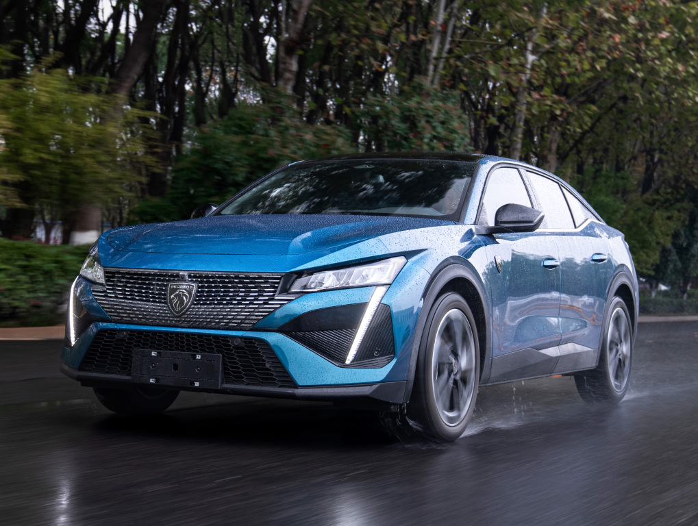 Peugeot 408X 2025 продают по цене от 4,7 млн рублей