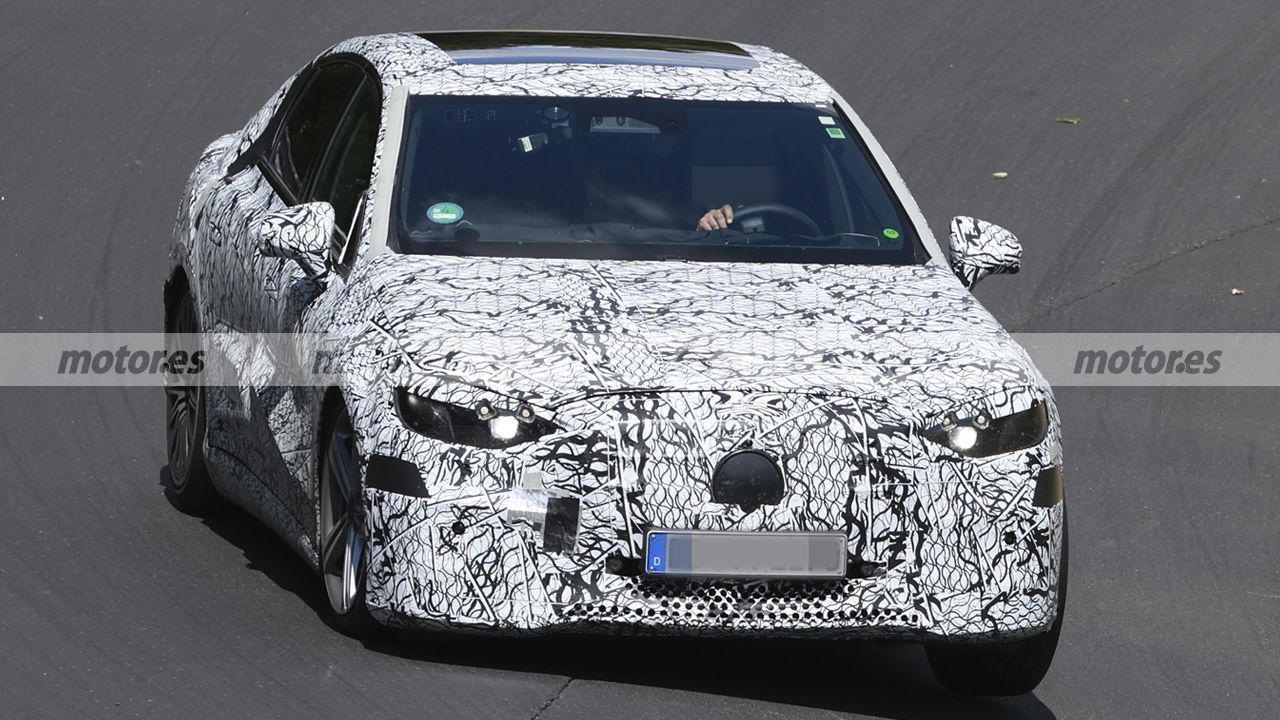 Mercedes C-Class 2027 замечен на дорожных испытаниях